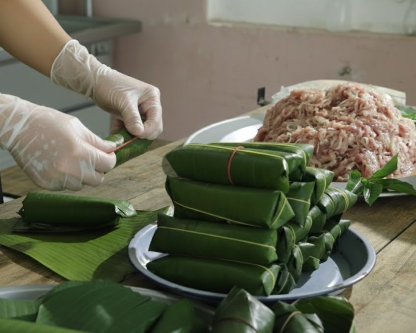 Cách làm nem chua truyền thống miền Trung - Tin tức